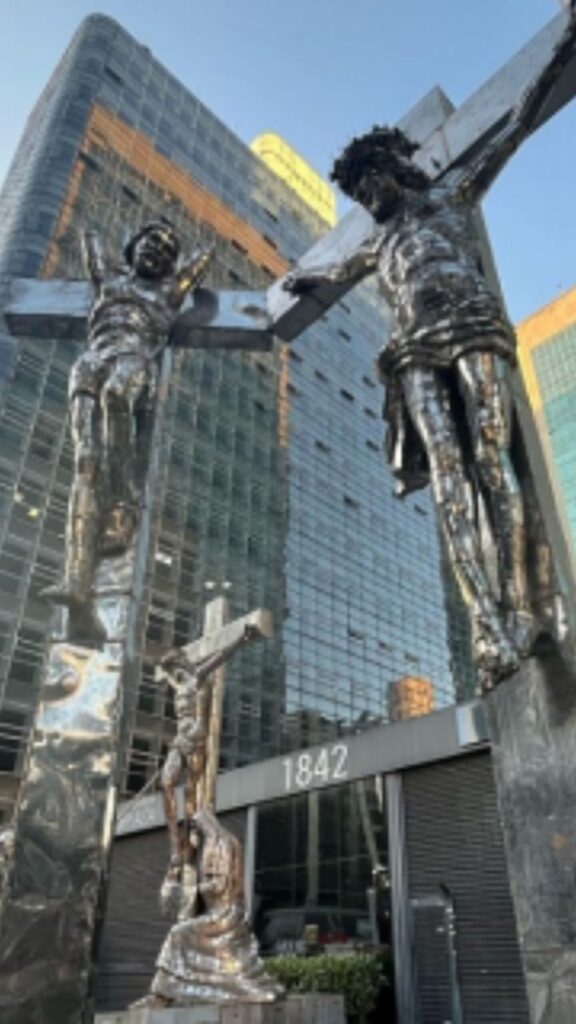 Esculturas de aço inox sobre a vida de Jesus comovem público em plena ...